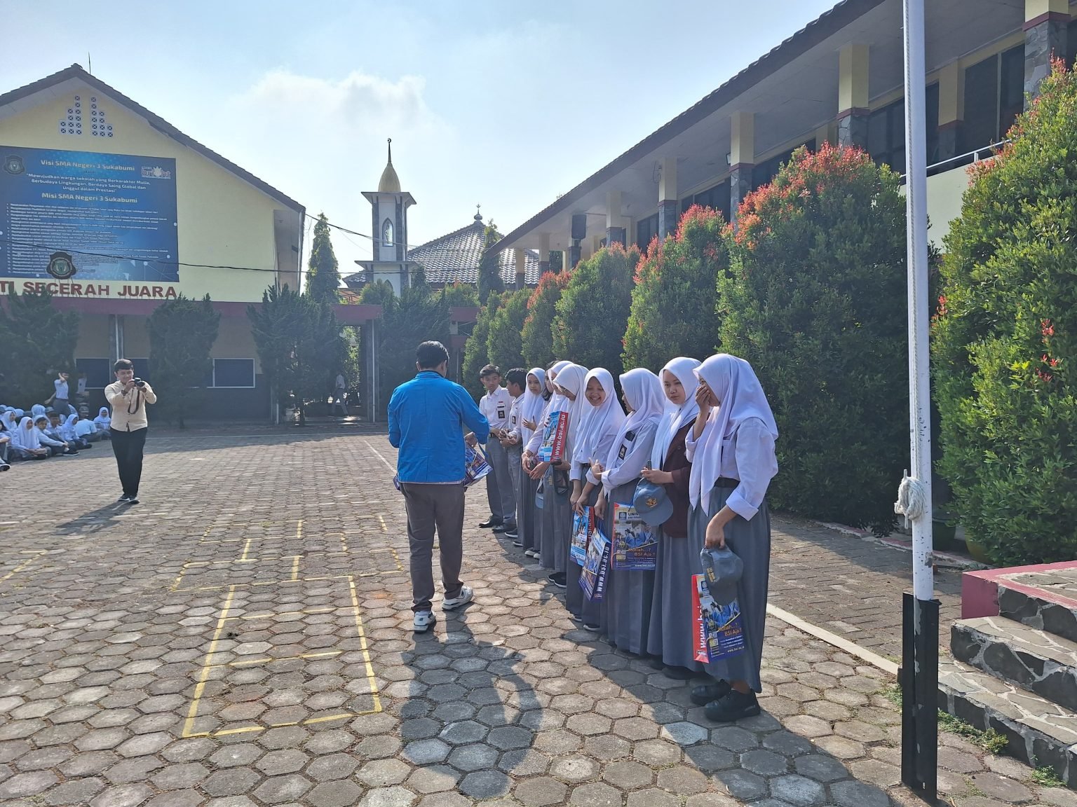 Siswa SMAN 3 Sukabumi Antusias Terima Beasiswa Kuliah di BSI - SukabumiHitz