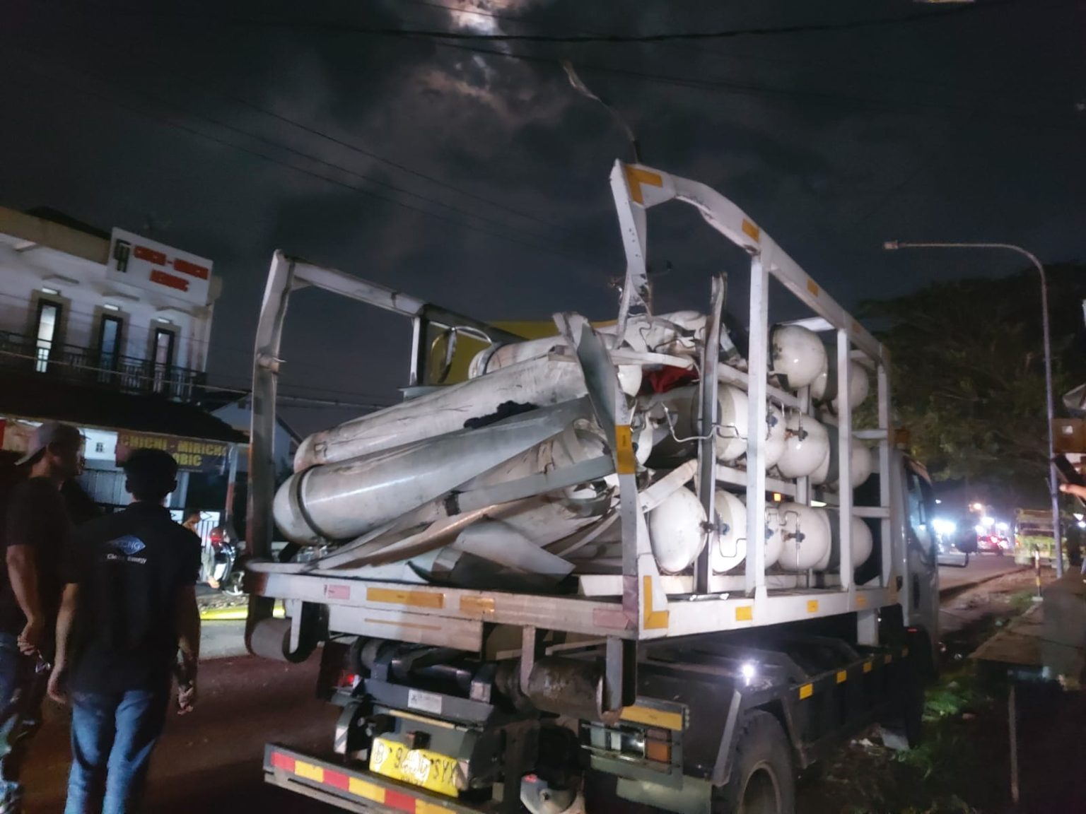 Tabung Gas Meledak di Atas Truk, 2 Warga Sukabumi Tewas - SukabumiHitz Tabung Gas Meledak di Atas Truk, 2 Warga Sukabumi Tewas - SukabumiHitz